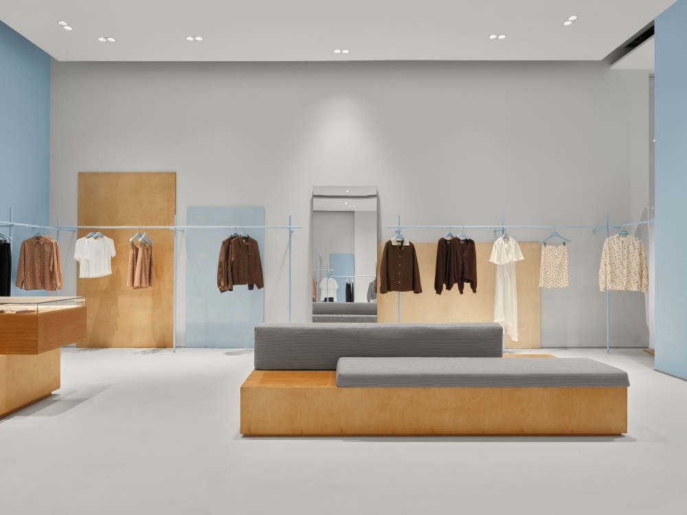通过不同深浅层次的蓝色渐变材质碰撞营造呼吸感服装店设计 - 戈者设计 | 戈者设计