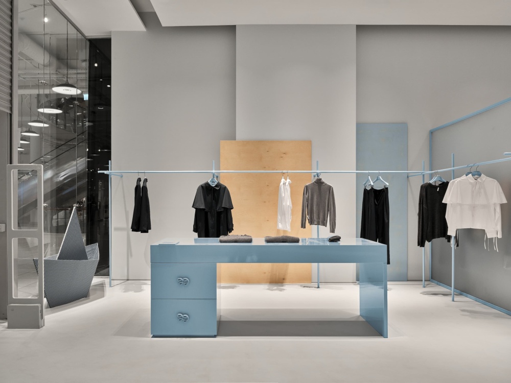 通过不同深浅层次的蓝色渐变材质碰撞营造呼吸感服装店设计 - 戈者设计 | 戈者设计