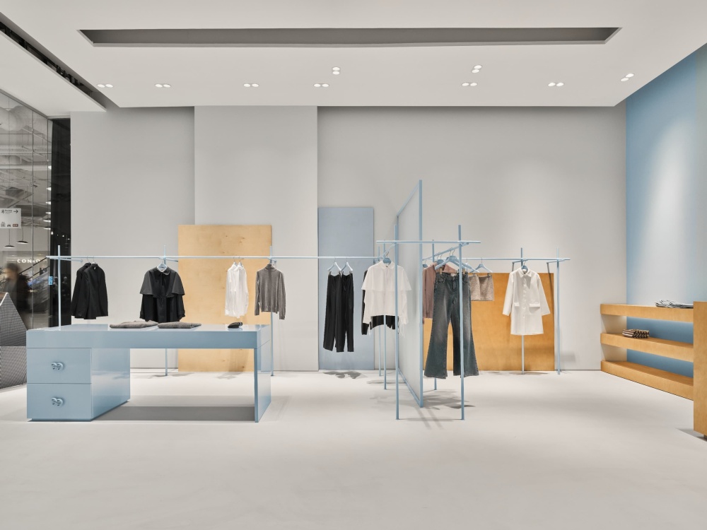 通过不同深浅层次的蓝色渐变材质碰撞营造呼吸感服装店设计 - 戈者设计 | 戈者设计